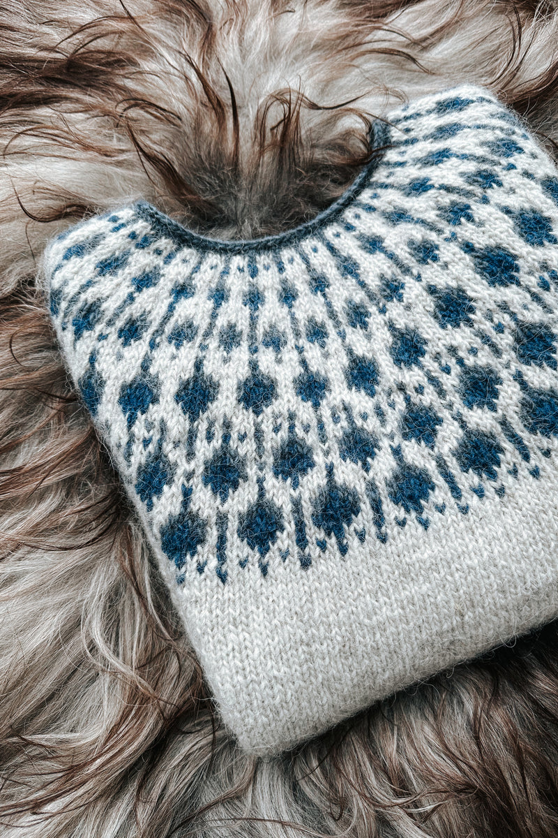 Strikkeoppskrift | Blåbær Genser | Léttlopi – Sisu Knitwear